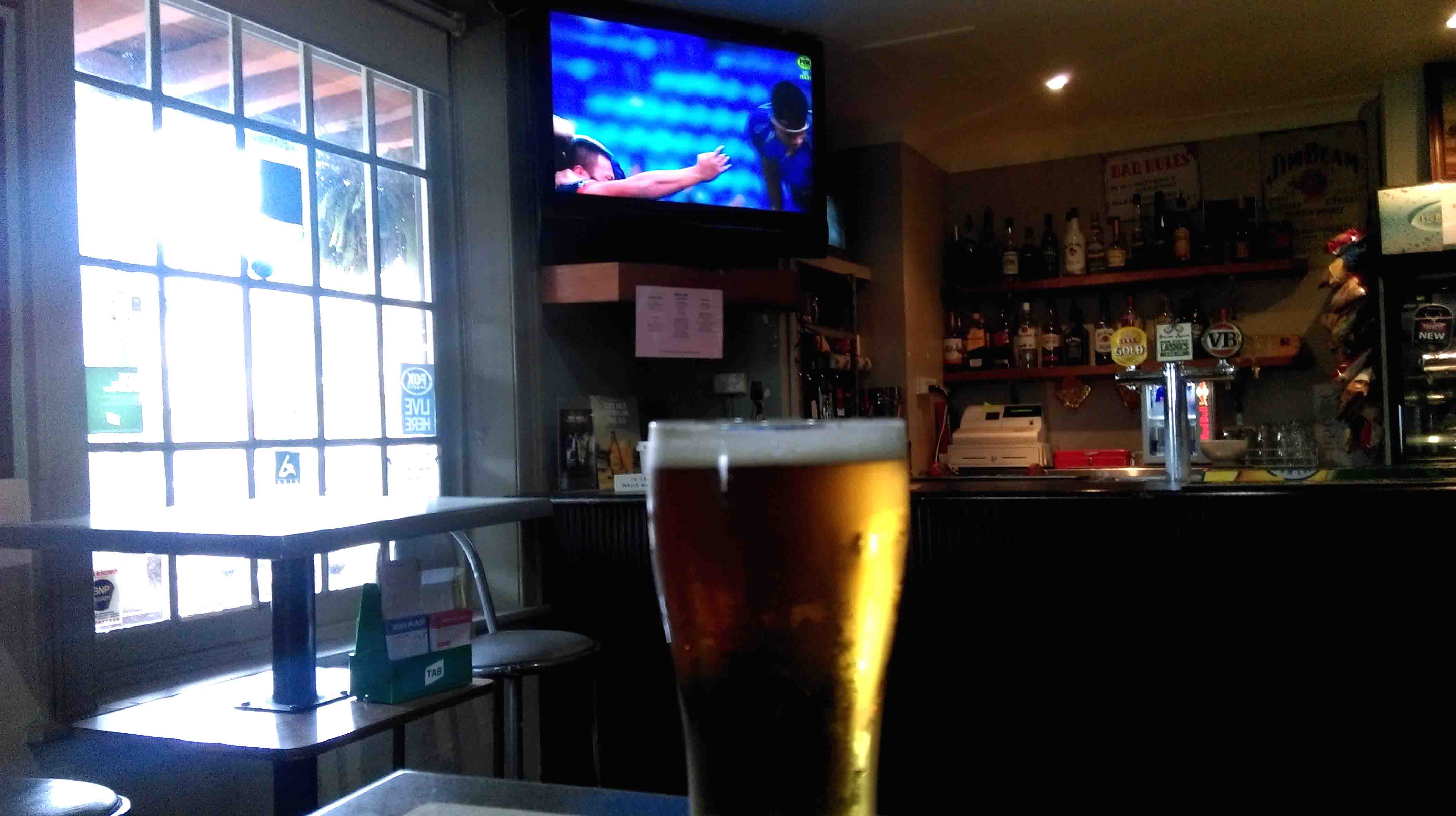 minmi hotel bar window small – TIME GENTS